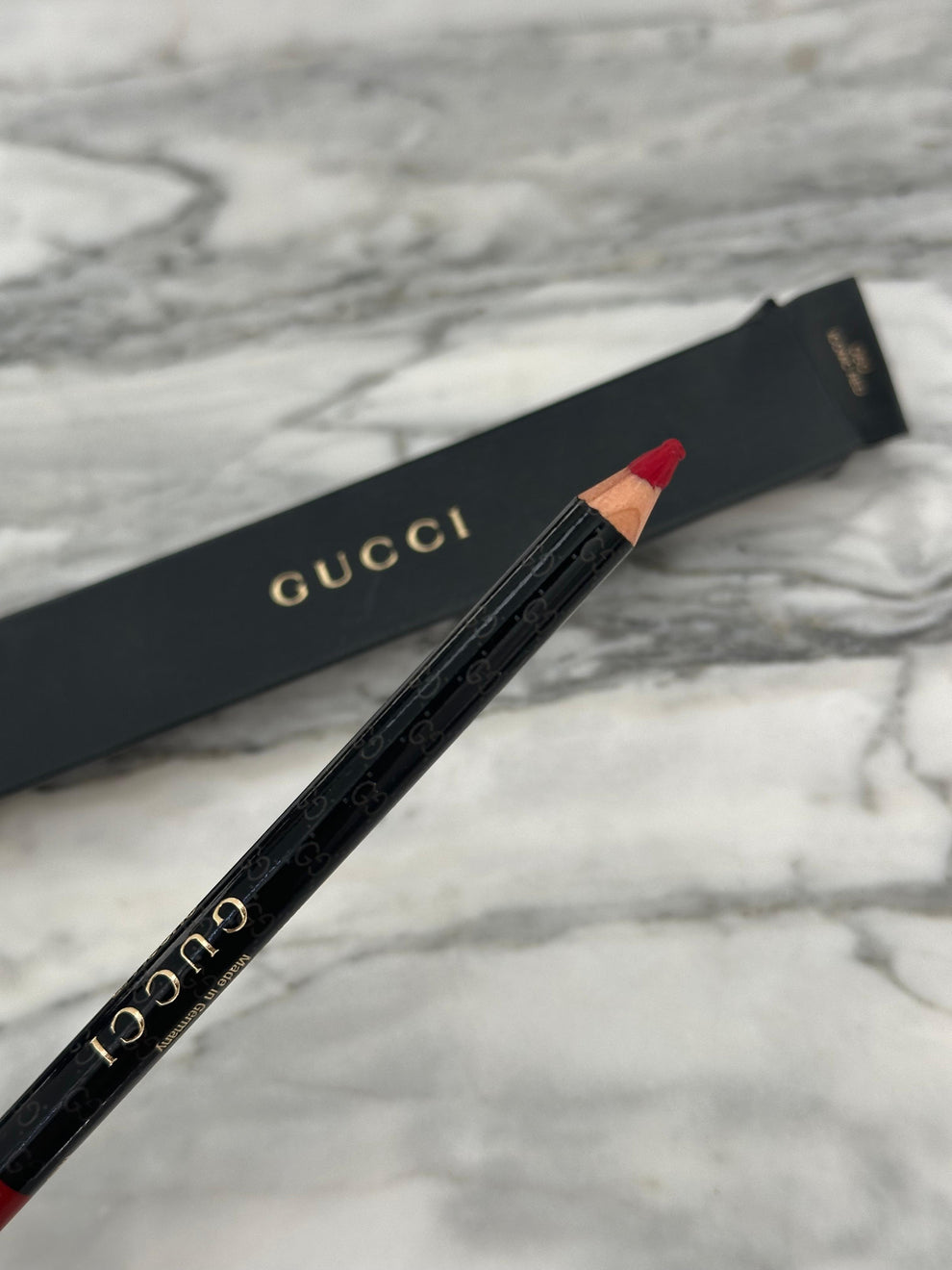 GUCCI Lip - Sleek Contouring Lip Pencil - Iconic Red – Paris Parfumerie ...